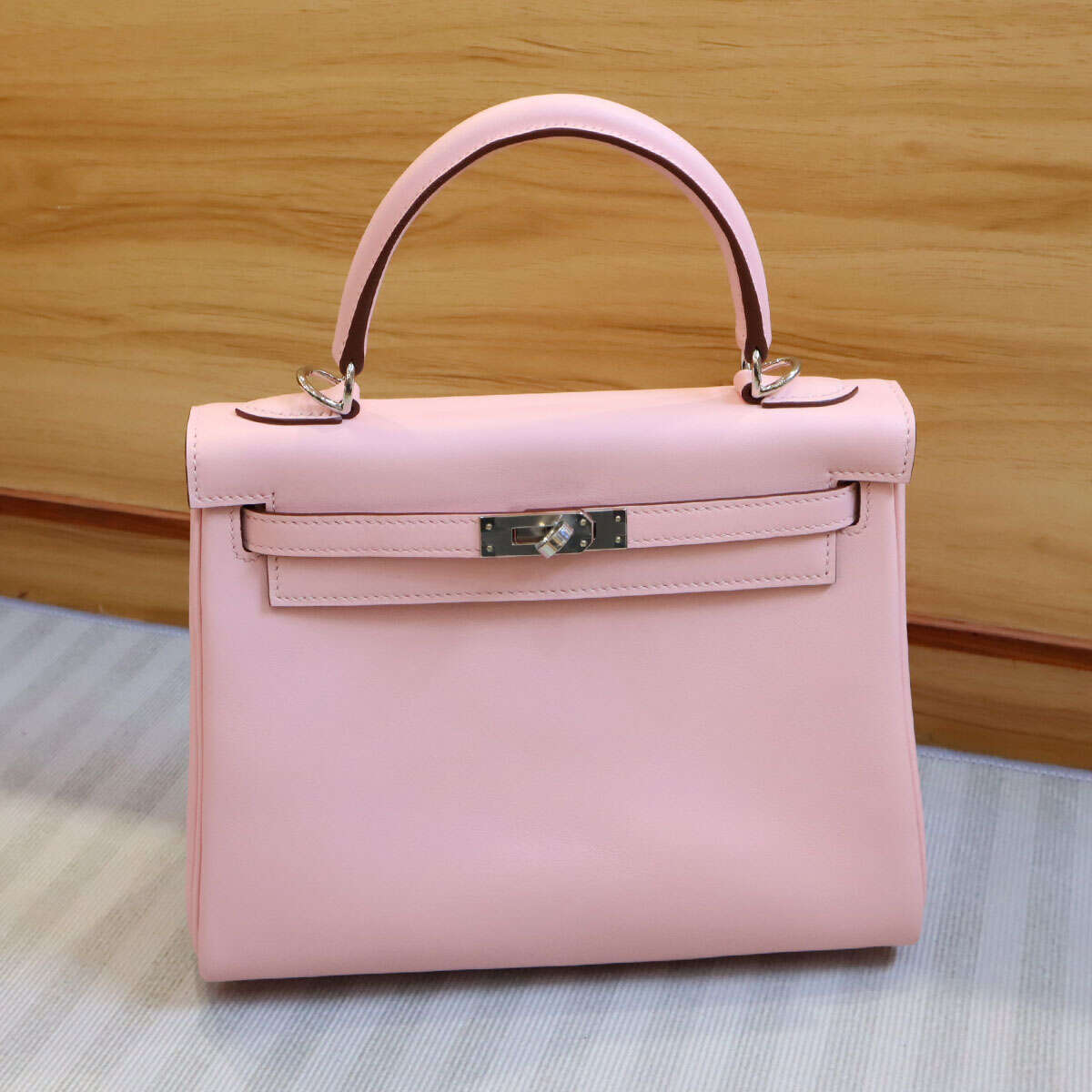 How to Properly Clean and Maintain a Handbag? How to Properly Clean and Maintain a Handbag?
